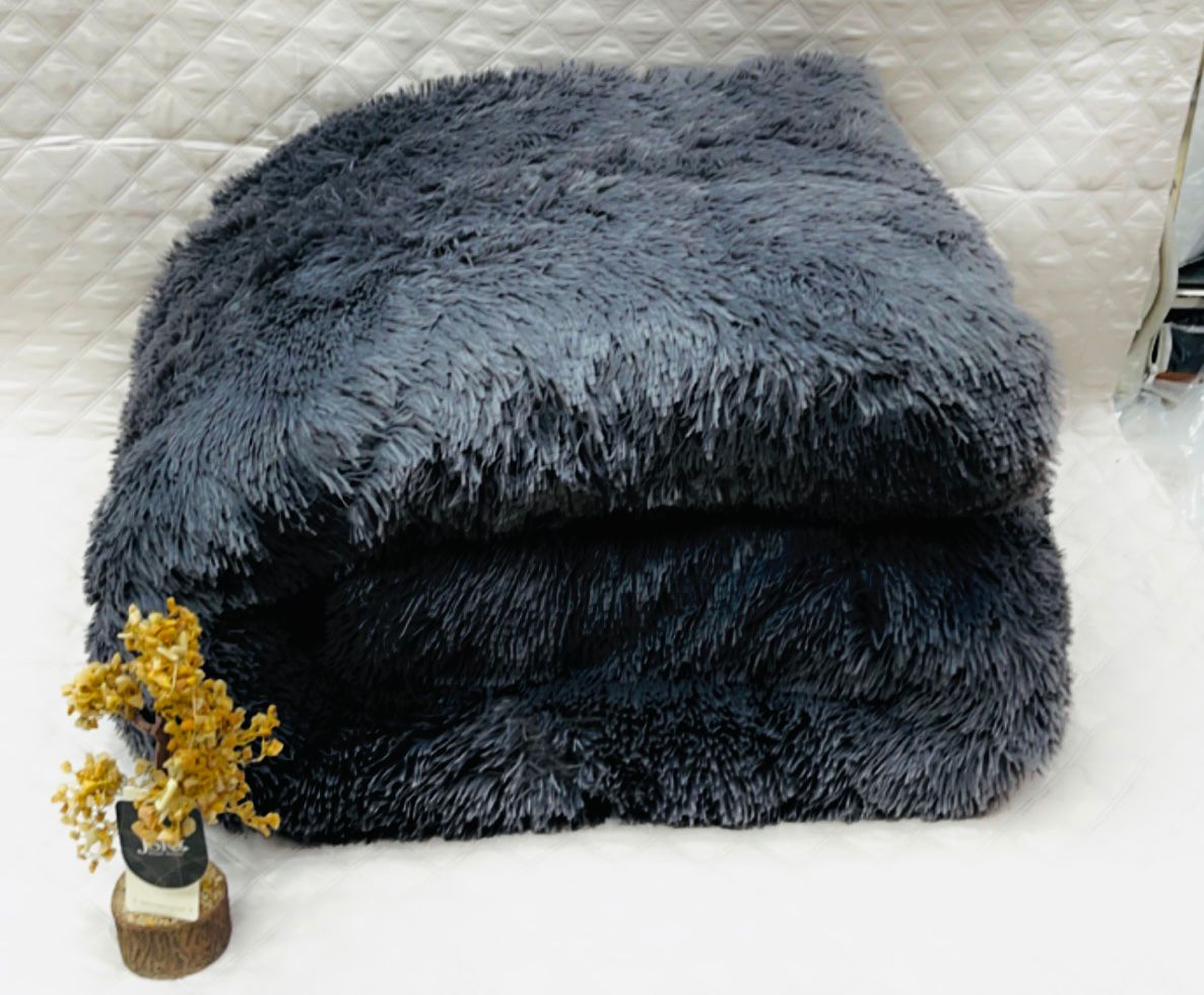 Deep Grey Shade Feathery Fur Premium Quilt/ Rajai with Fiber Filling ...
